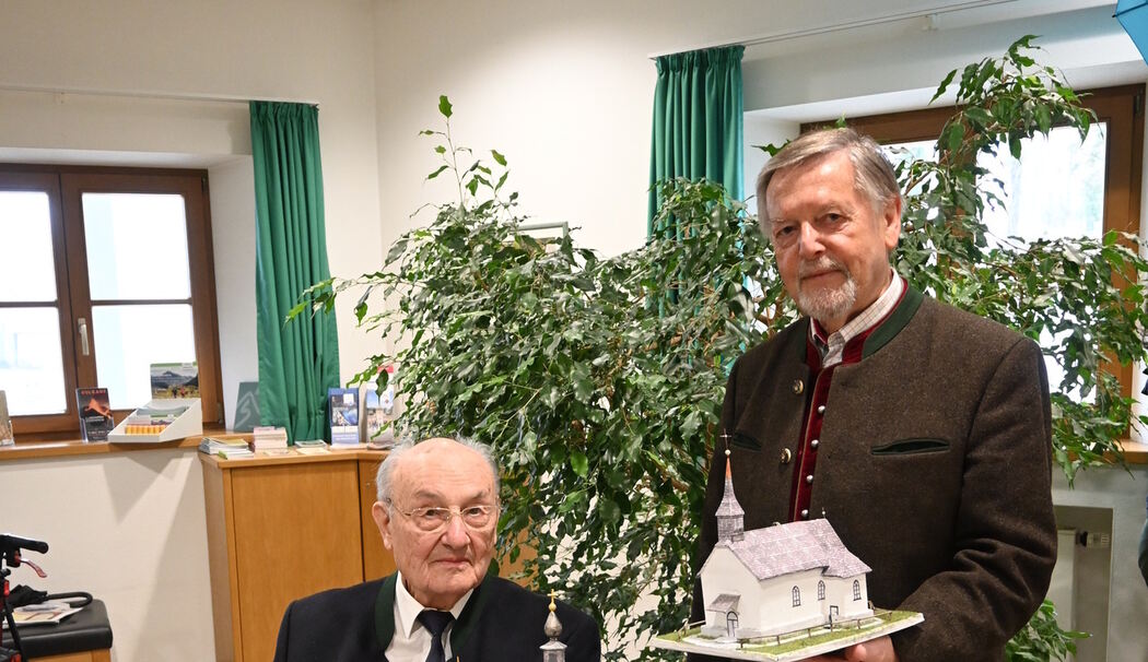 Marquartstein: Miniaturen des Burg- und Schnappenkircherls in der Tourist-Info zu sehen